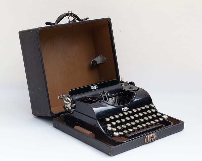 ROYAL JUNIOR ANTIQUE TYPEWRITER WITH CASE