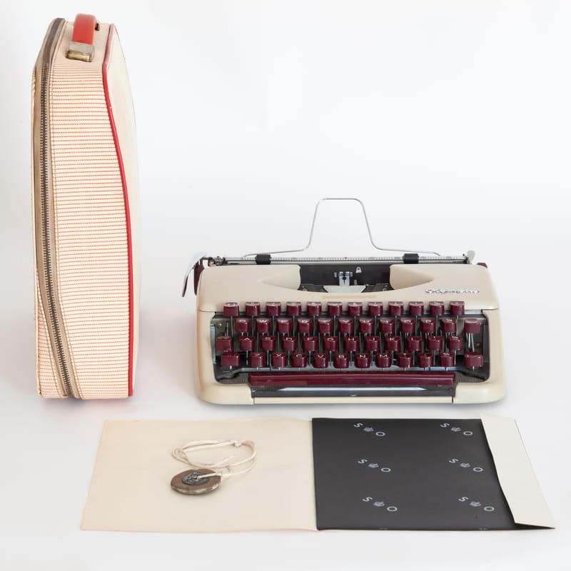 ROYAL JUNIOR ANTIQUE TYPEWRITER WITH CASE