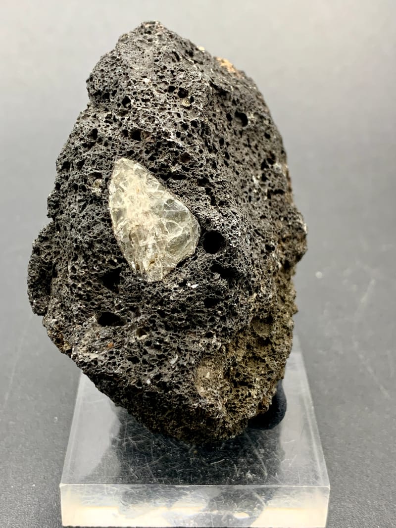 SANIDINA (VOLCAN ROCA NEGRA, SANT PAU, OLOT, GIRONA)