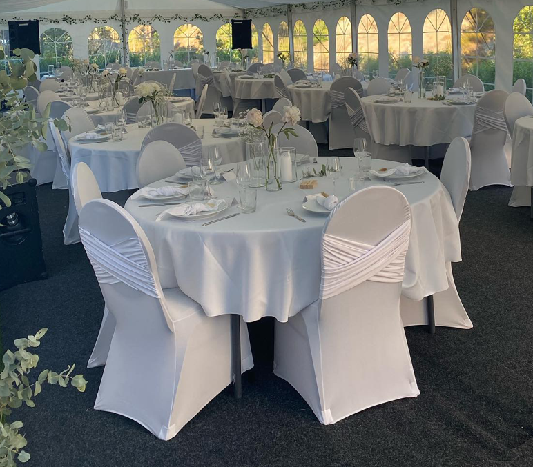 Pakkepris: Bankettstol med hvit trekk - Utleiekongen Agder - Teltutleie ...