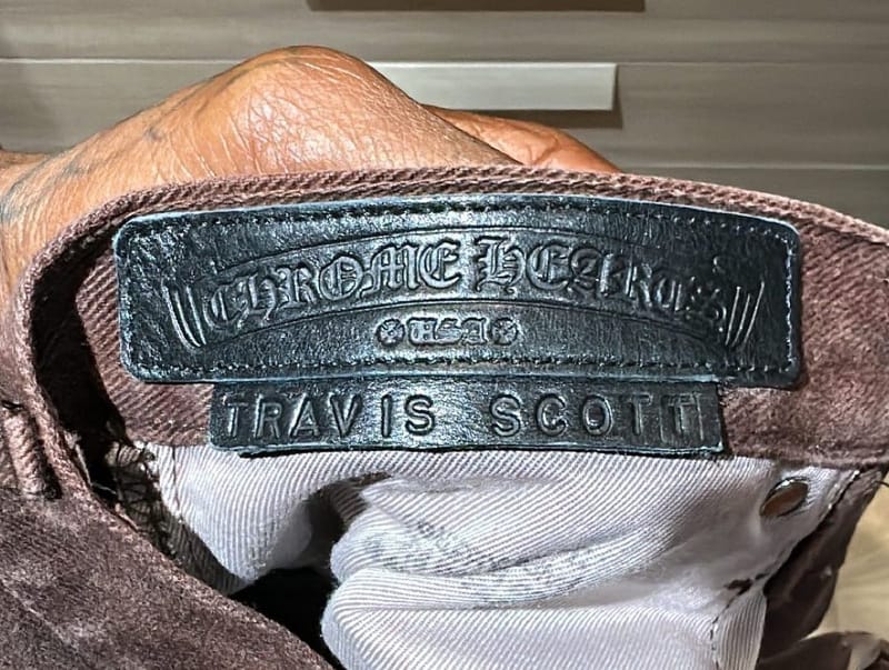 TRAVIS SCOTT 於 IG 發佈與 CHROME HEART 聯名褲款實物圖 - 𝗚 𝗠𝗮𝗴𝗮𝘇𝗶𝗻𝗲 | 潮流生活總站💡