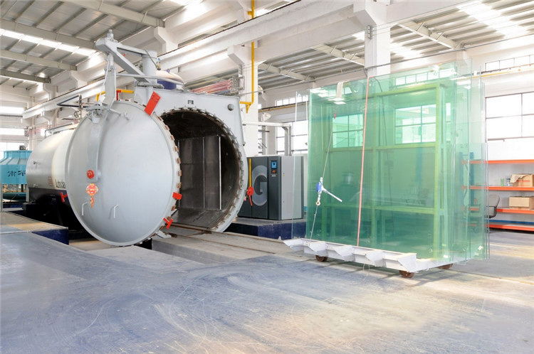 The material selection and production process of laminated glass.