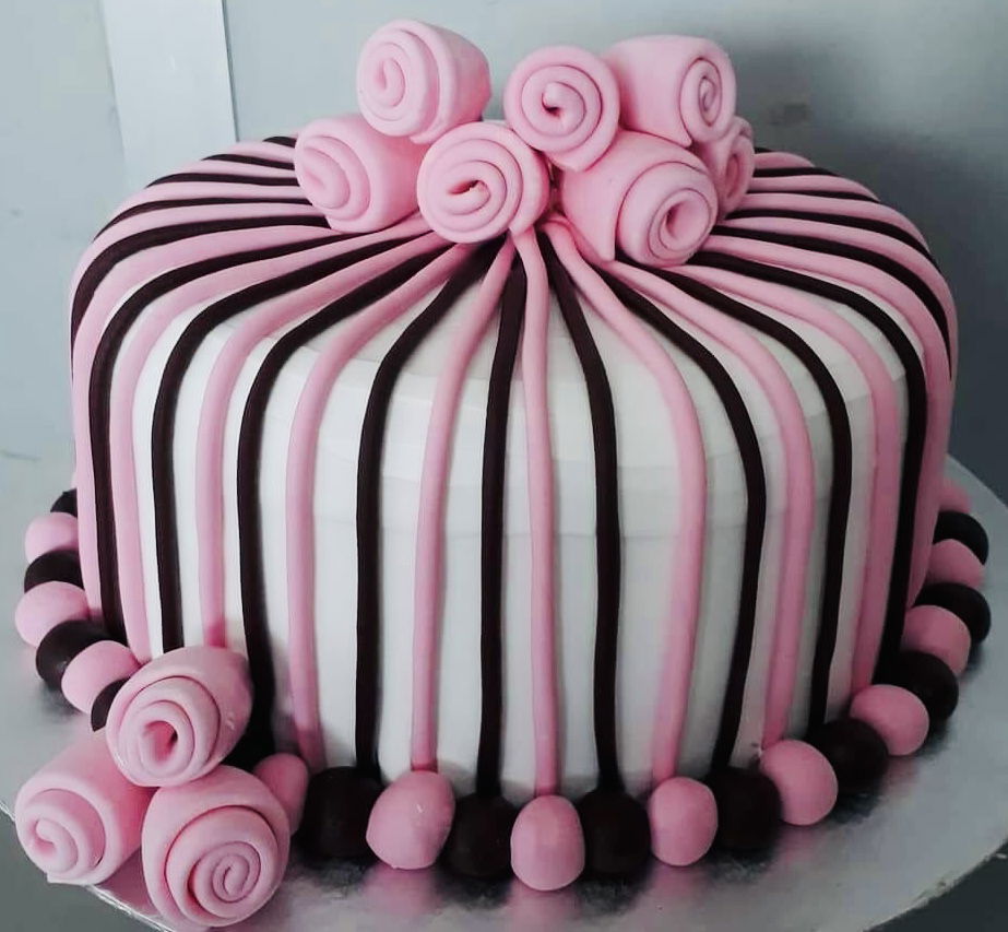 2 Layer Vanilla Cake With Buttercream Frosting and Fondant - Cabbit Cakes