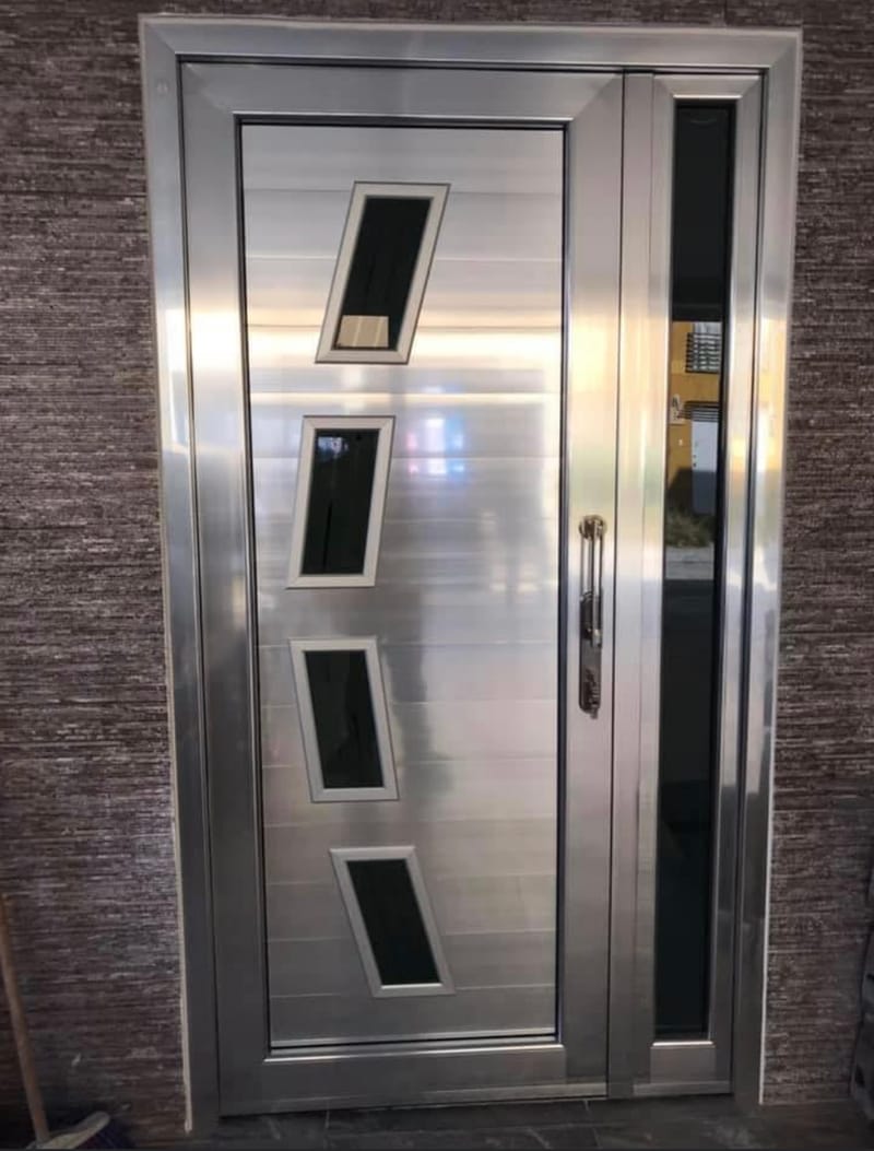 Puerta de entrada principal con semifijo - Diseño en Aluminio - Don Aluminio
