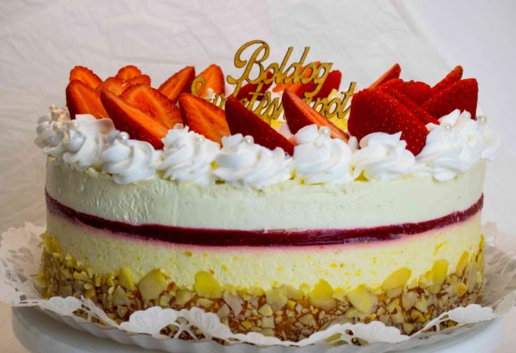 Fehér csokis mangó torta eperrel