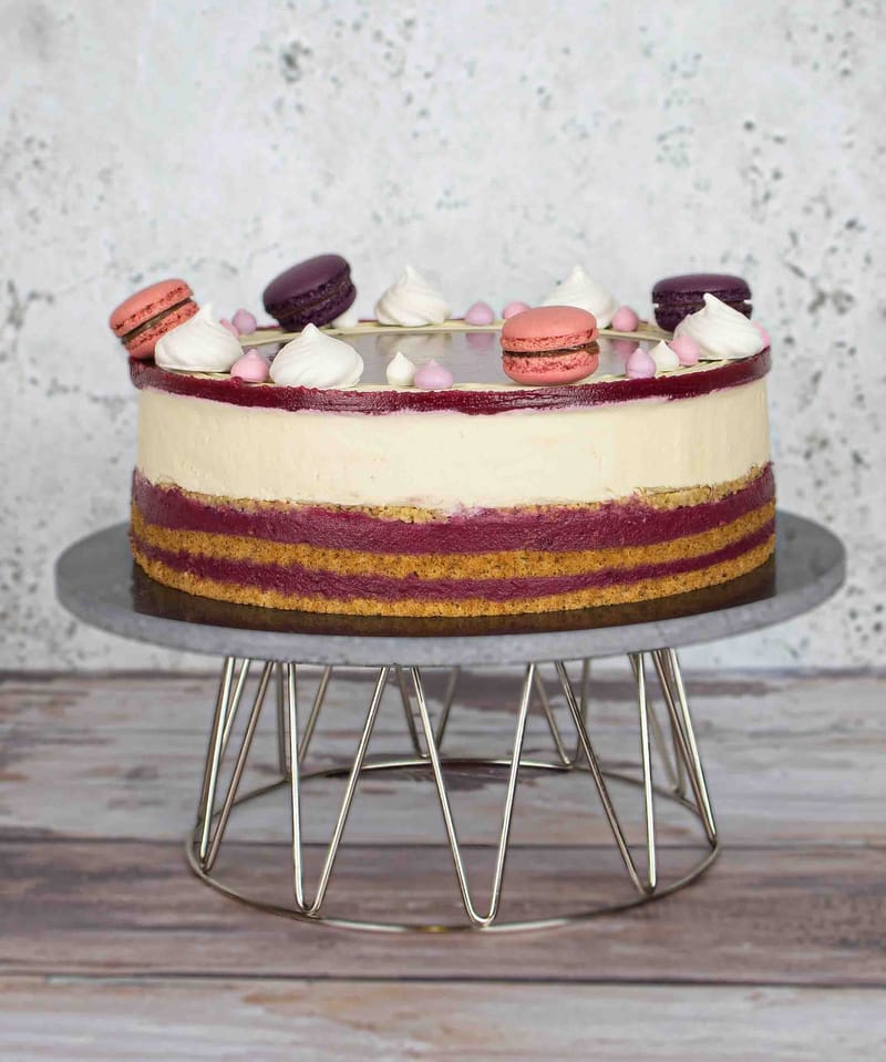 Karamellizált fehér csoki torta piros gyümölccsel