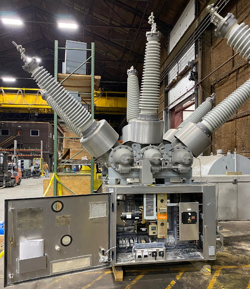 SIEMENS RECONDITIONED 145kV SF6 2000AMP DEAD TANK CIRCUIT BREAKERS