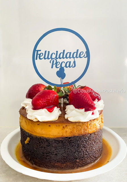 Chocoflan o pastel imposible con fresas - Doux Amour