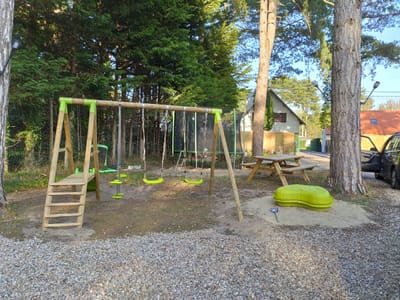 VUE DU PORTIQUE ENFANT ET TABLE PIC-NIC - LOCATION SAISONNIERE A QUEND ...