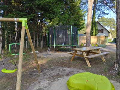 VUE DU PORTIQUE ENFANT ET TABLE PIC-NIC - LOCATION SAISONNIERE A QUEND ...