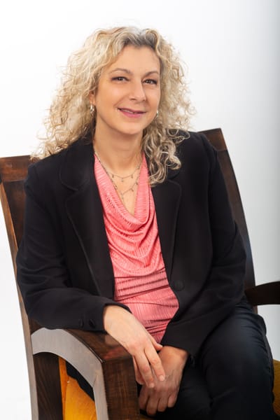 אפרת פרי - מומחית להשקעות פנסיוניות