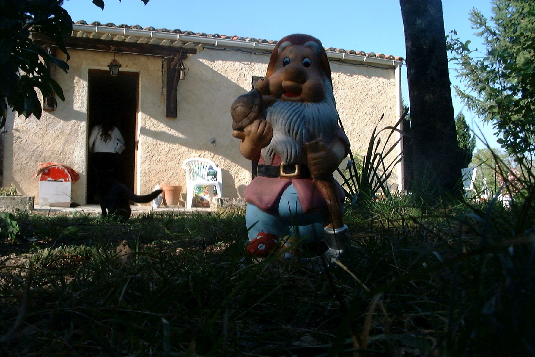 Hommage au nain du jardin, au singulier il se transforme en une quête ...
